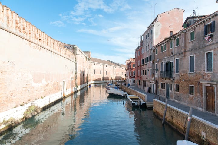 A Separate And Quiet House - Venise
