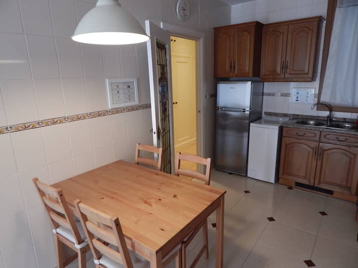 Cozy Bedroom For Two Next To The Beach - San Sebastián