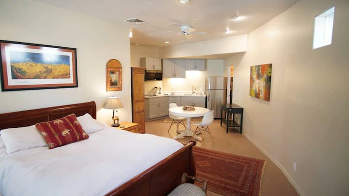 Spacious Foothills Studio - Albuquerque