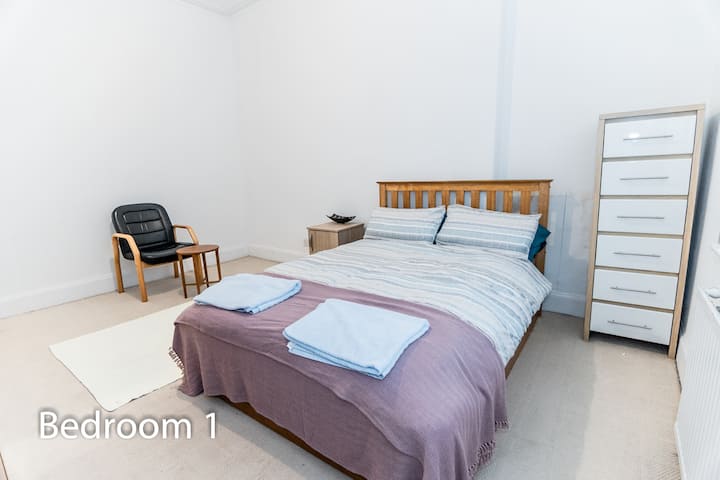 A Specious En Suite Bedroom In A Victorian House - Glasgow