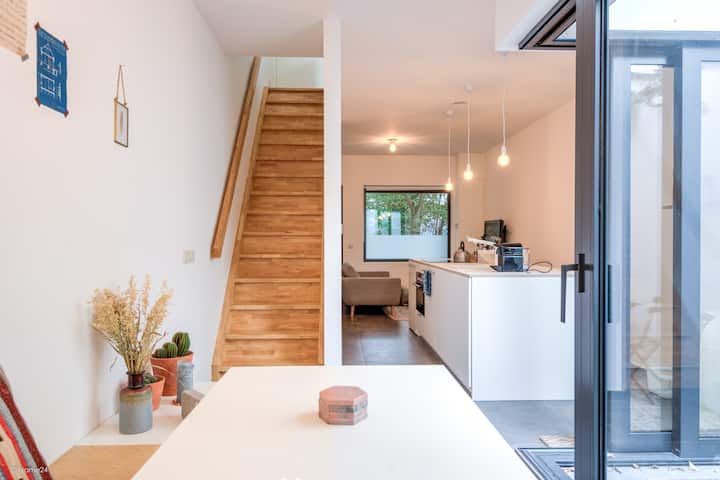 Stylishly Furnished Private Home In A Vibrant Area - Antwerpen