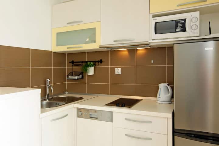 Lena 1 - Charming, Ground Floor Studio Apartment - Bol