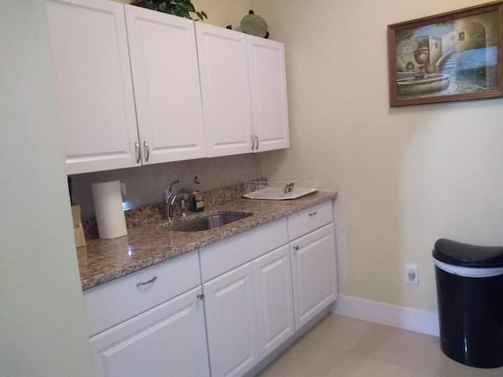 Peaceful Renovated Studio - New York City