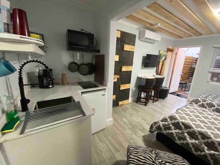 Twin Beds Cottage By The Ocean - All Private - Fort Lauderdale, FL
