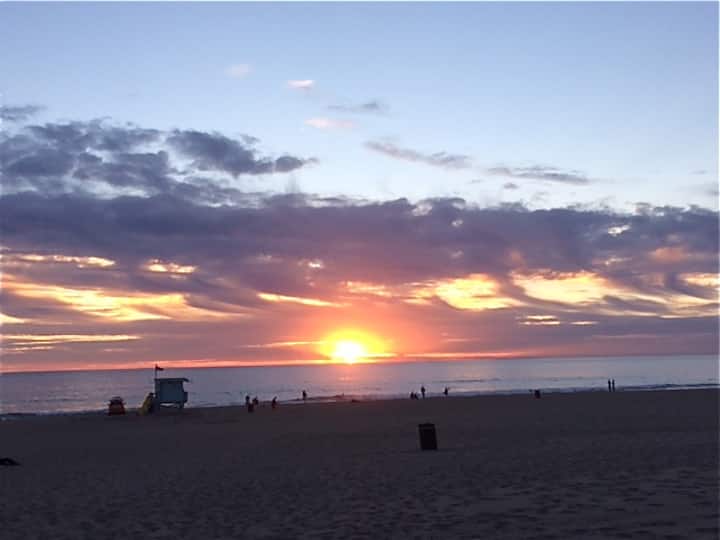 Sea Views 1/2 Blk To Bch - Manhattan Beach, CA