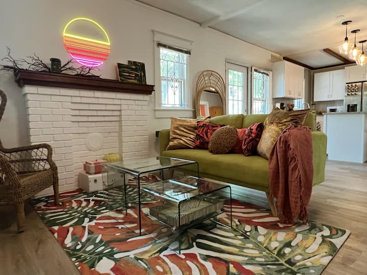 Tropical 2br Home — Close To Everything! - Tampa, FL
