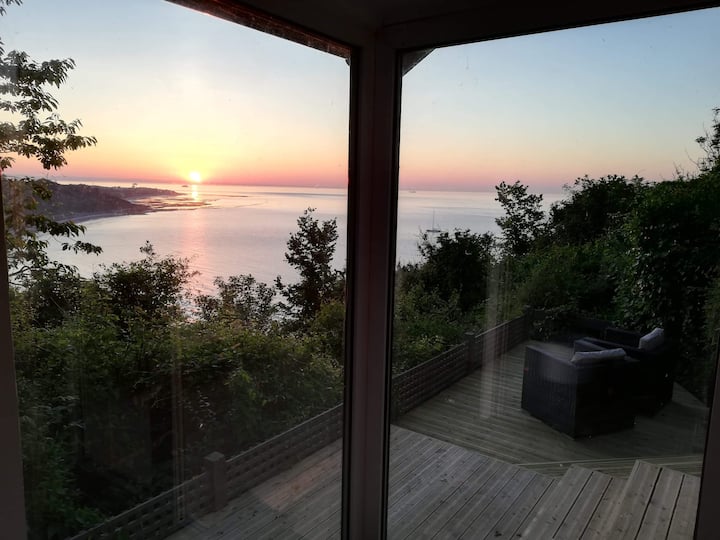 Romantic Cliffside Retreat With Amazing Sea View - Isle of Wight