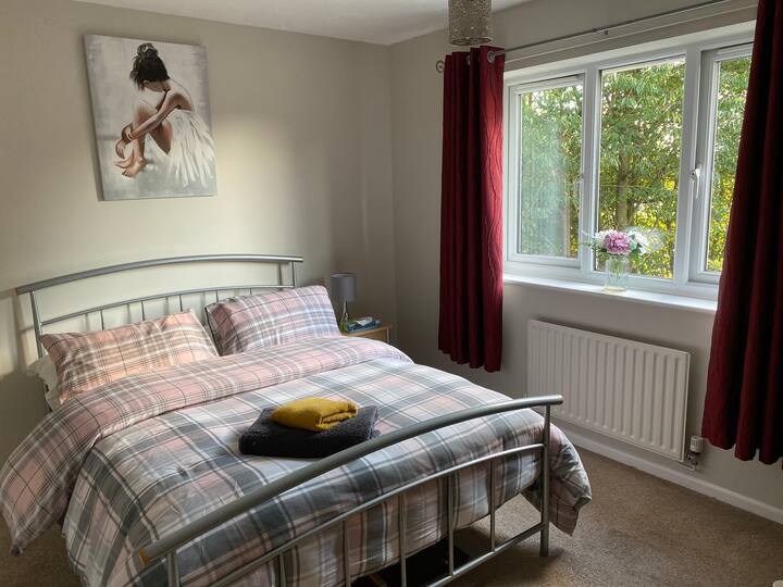 Double Bedroom In Large House - Wymondham