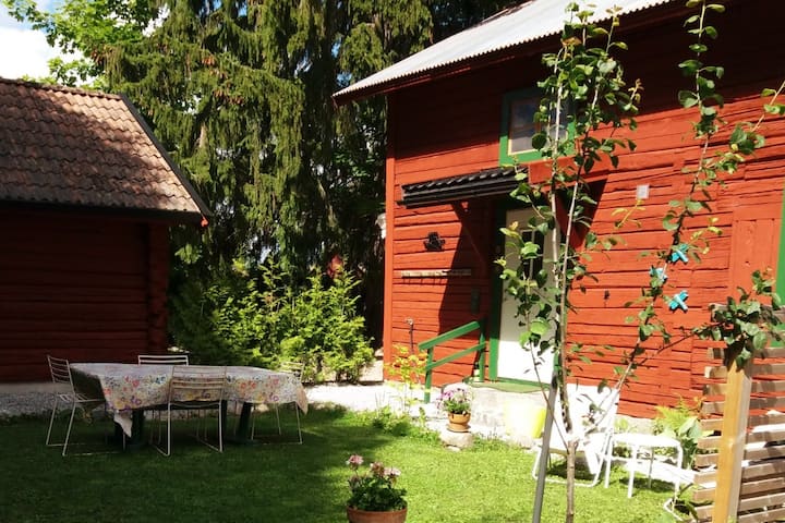 Old And Beautiful Timber House - Smedjebacken