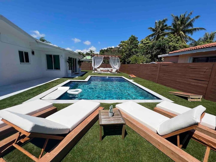 Casa Mondrian Mia - Resort Style Home Near Beaches - North Miami, FL