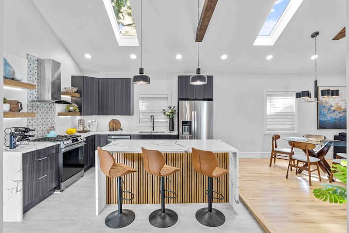 Black Swan House- Atl Lux Living & Perfect Locat’n - Atlanta, GA