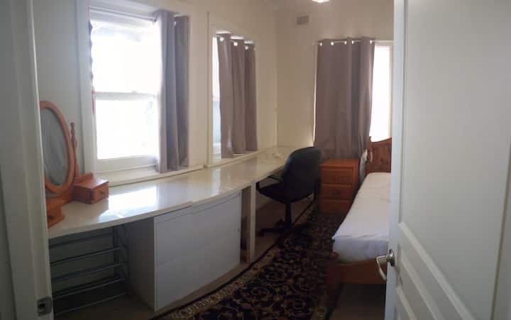 Beautiful Spacious Home For 1 In Top Location - Adelaide