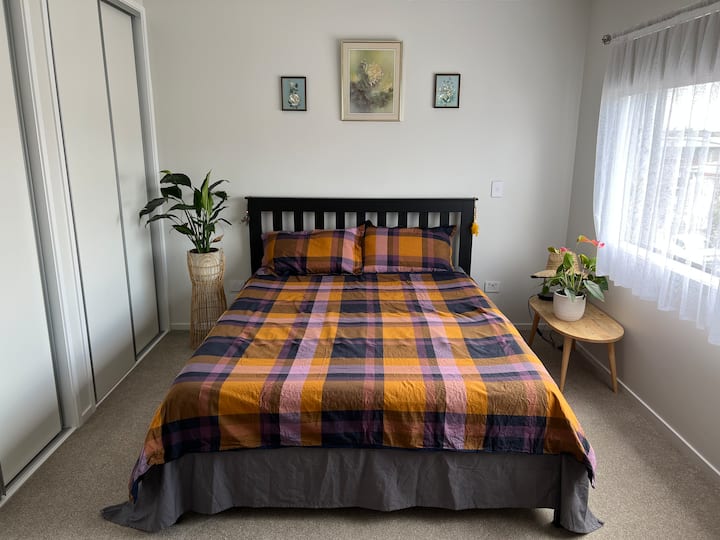 Master Bedroom With Private Bathroom In Northcote - Auckland