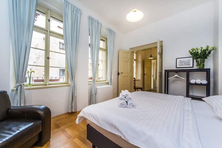 Lesser Town Apartment With Balcony - Prague