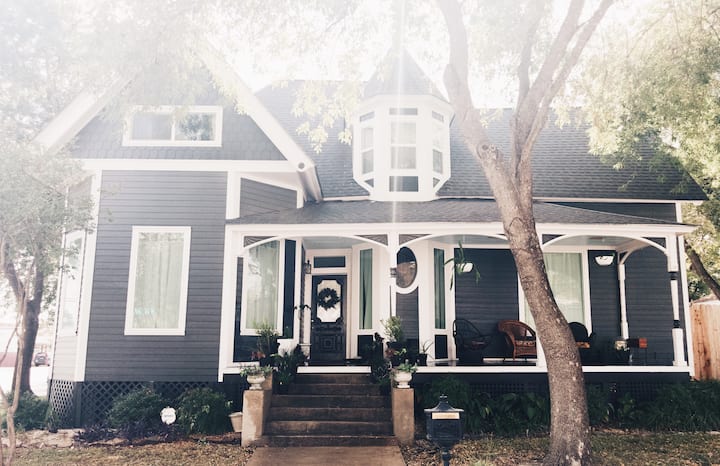 Downtown Aggie Game Day Rental - 브라이언