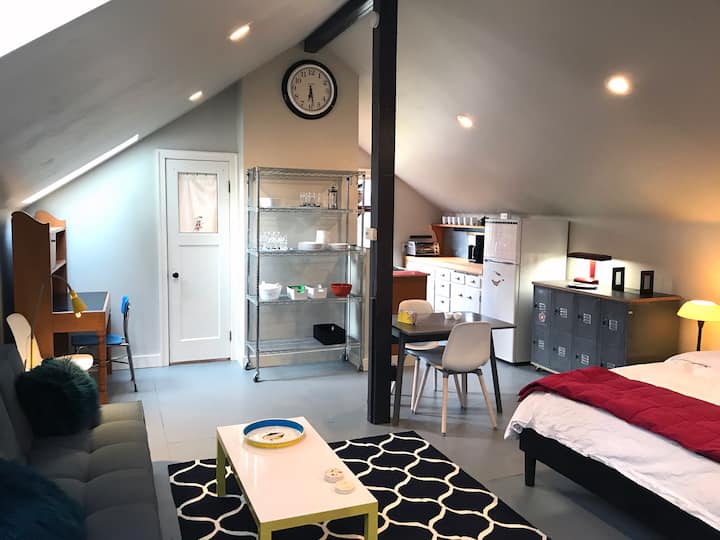 Cheerful Garden Loft Retreat- Great For Monthly! - Seattle, WA
