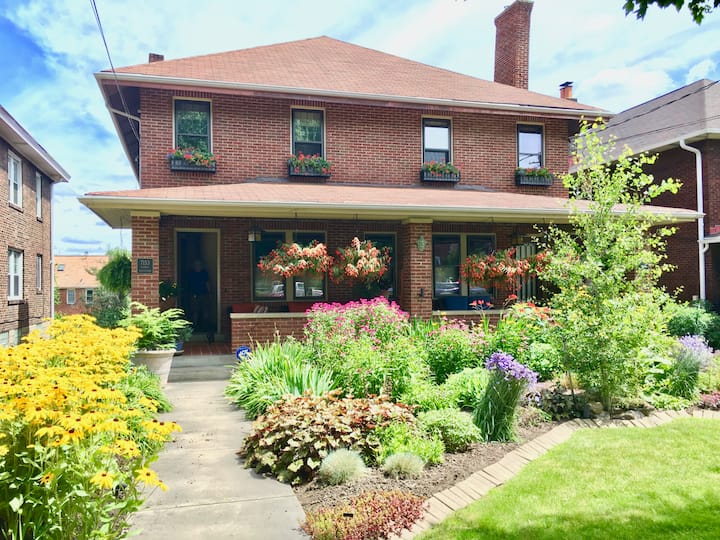 Thoughtful, Furnished, Comfortable In Point Breeze - Kennywood, West Mifflin