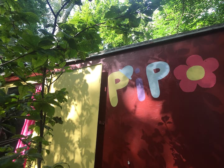 Crazy Pipo Wagen With Bursting Colors And High Bed - Groningue