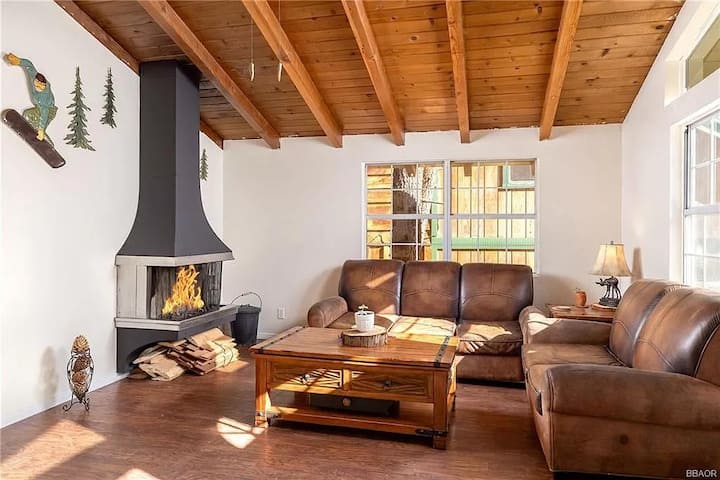 Rustic Cabin Retreat| Fireplace, Views, Porch - Big Bear Lake, CA