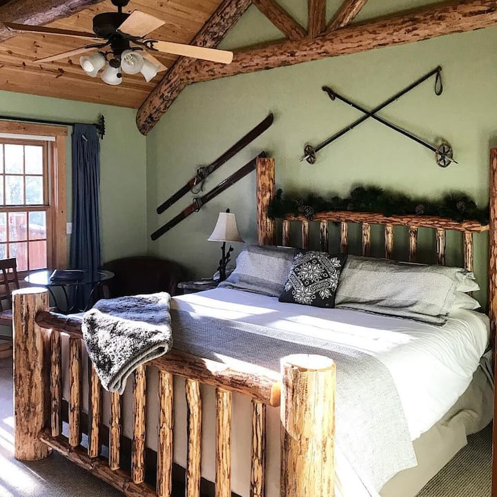 Deluxe King Room At Hidden Moose Lodge - Whitefish, MT