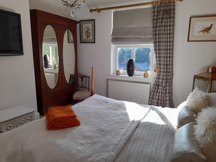 Quiet King Size With Bath & Large Shower Ensuite - Crewe