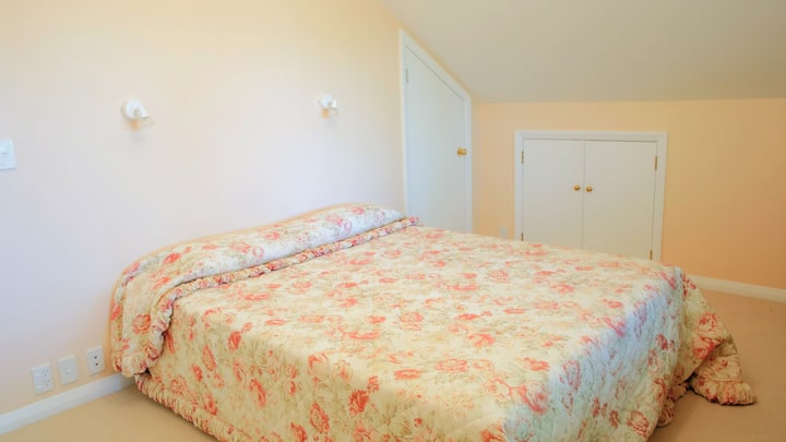 The Super Comfy Flying Dog Double Bedroom - Palmerston North