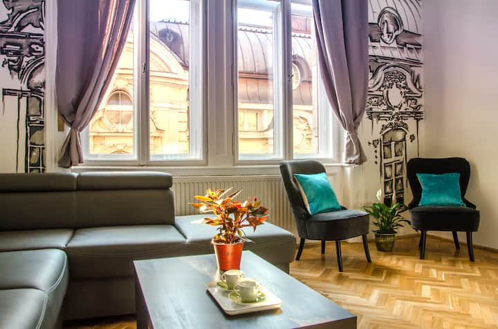 Seasons By The Theater-superb Location, 4 Bedrooms - Ungern