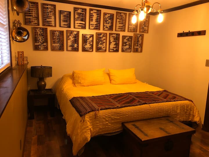 Abaci & Books Bohemian Art Apartment - University of Missouri, Columbia