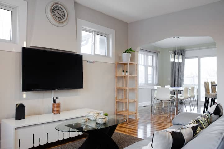 Uptown House Near Downtown And Chinatown - Calgary