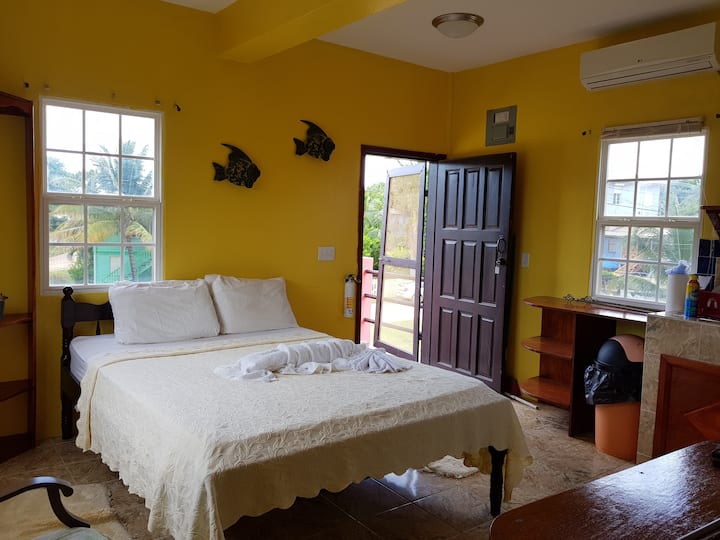 Sea House Retreat Apartment #1 (Upper Unit) - Placencia