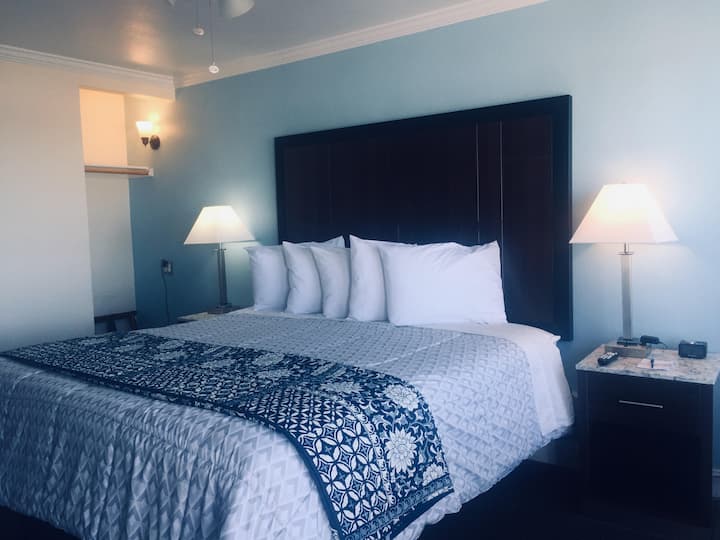 Dolphin Cove Motel, Two Queen Beds - Pismo Beach, CA