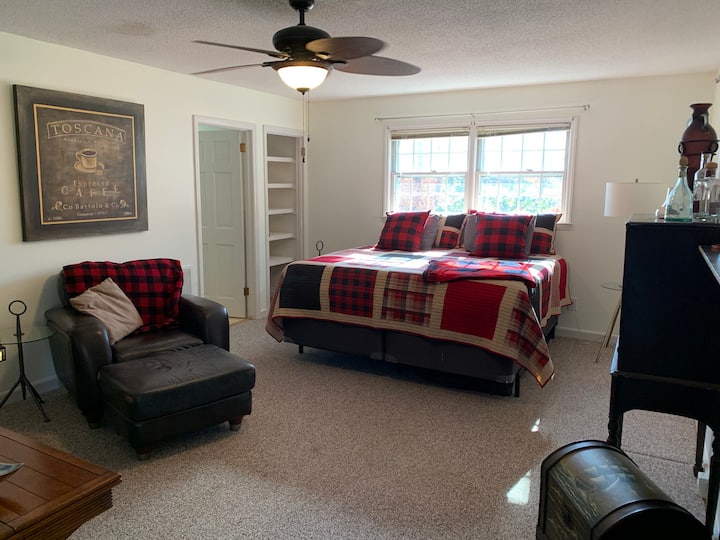Studio Apartment, Furnished Covered Porch, Ramp - High Point, NC