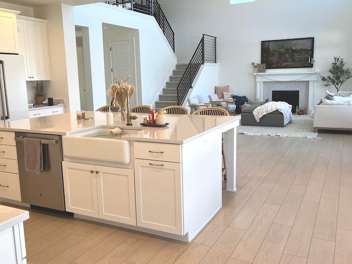 New Modern Home - Kids Loft, Custom Chef Kitchen - Lehi, UT