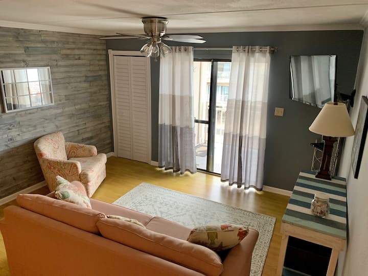 Adorable Beach Condo With Partial Gulf View 2/2 - Orange Beach, AL