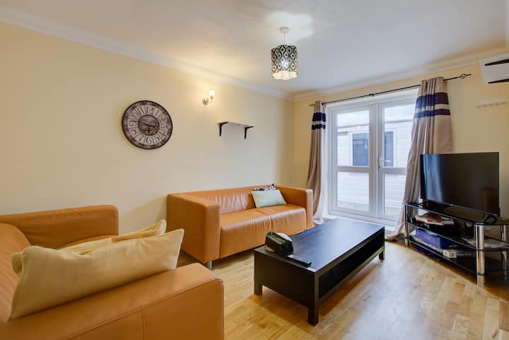 Spacious House In A Quite Cul De Sac With Parking And Great Location. - Wokingham