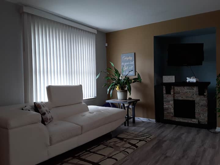 Calumet Park Townhouse/ Chell's Hideaway - West Pullman - Chicago