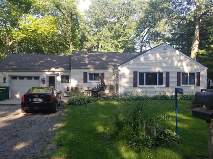 Connie’s Cozy Cottage 2 - Lake Geneva