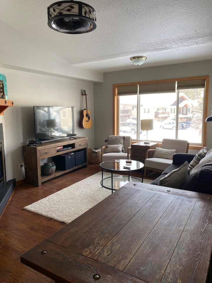 Super Clean, Walk To Resort! 2 Bed/2 Bath Condo! - Big Sky, MT