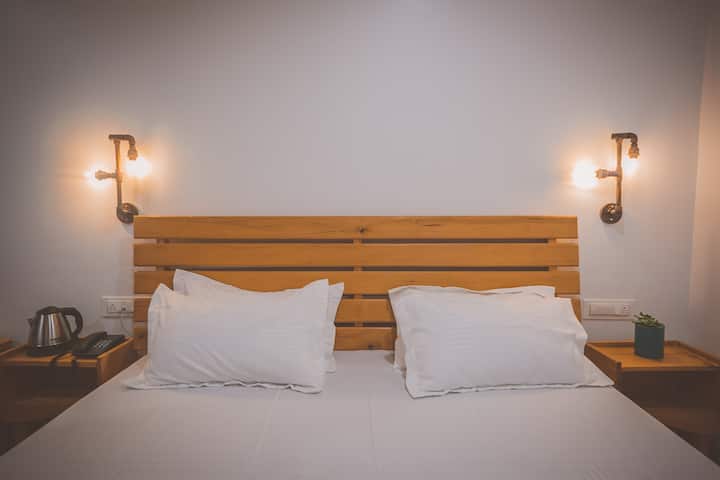 Rustic Theme - Mountain View Room @Ninyanways - Manali