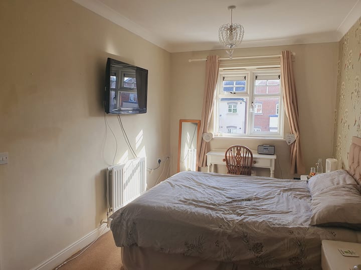 Spacious, Double Room With Parking - Newbury