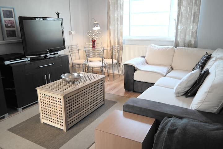 2 Bed Flat Opposite Acton Town Tube Station - Brentford