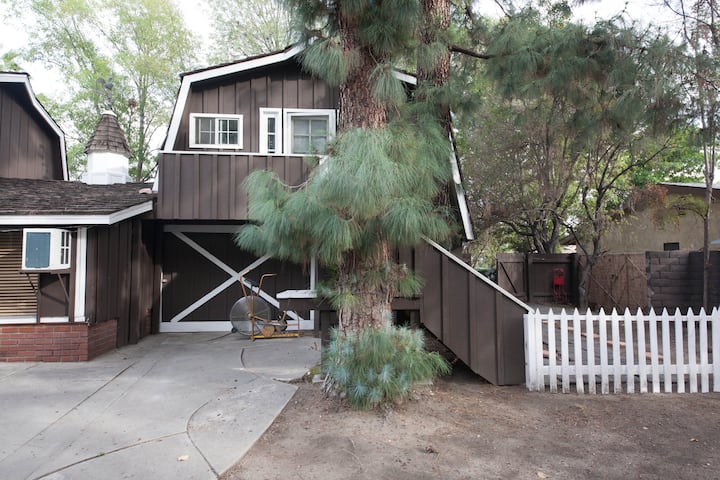Private Pine Tree Guest House In North Hollywood! - Sherman Oaks - Los Angeles