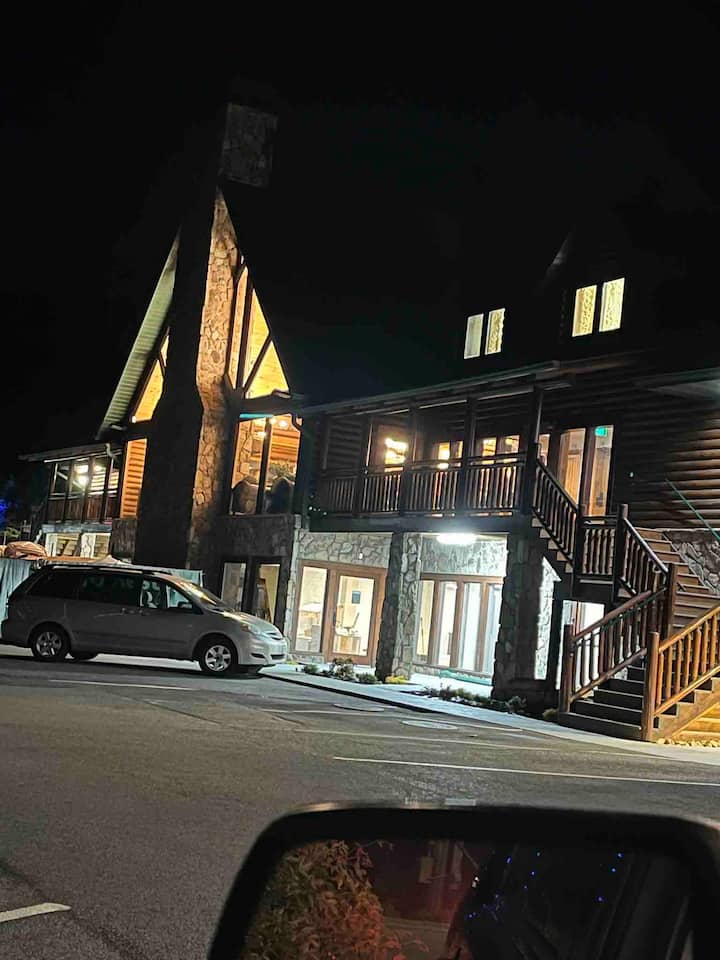 Adorable Two Bedroom Cabin With A Beautiful View. - Gatlinburg, TN