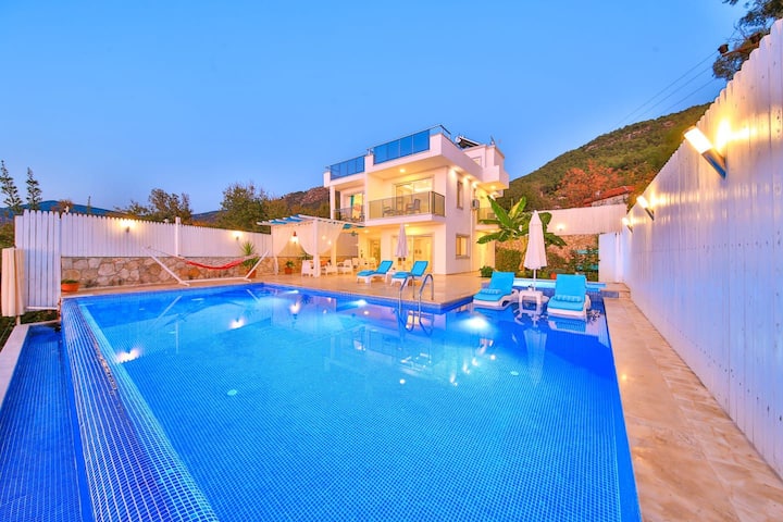 Villa ÖZge Havuzlu,saunalı,jakuzili Müstakil Villa - Ova