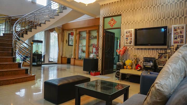 Homey Place Near Supermall - Fit Up To 15 People - Surabaya