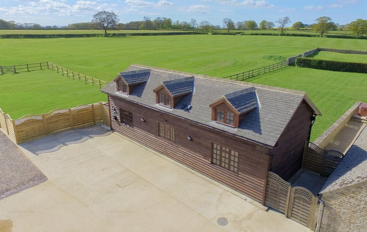 Manor Byre, Hot Tub & Games Barn - Burford