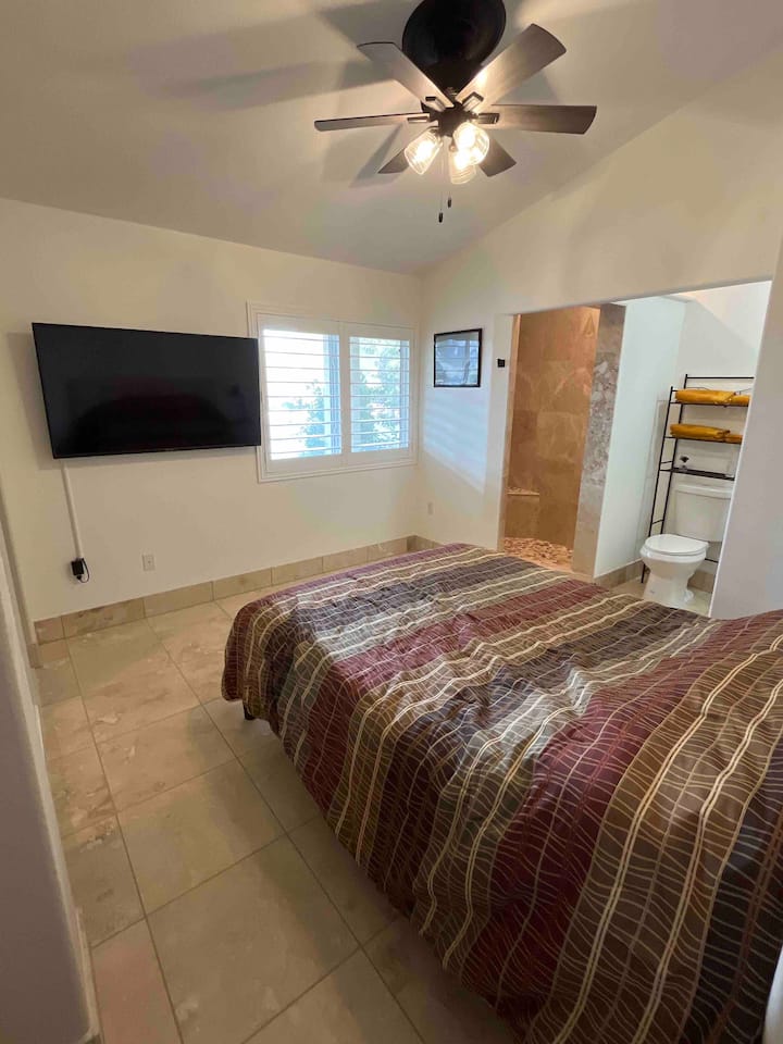 Bedroom With Stone Floor And An En-suite Bathroom - Henderson, NV