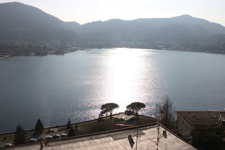 A Window On The Como Lake - Comer See