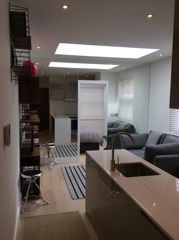 Beautiful One Bedroom Mews Home - London
