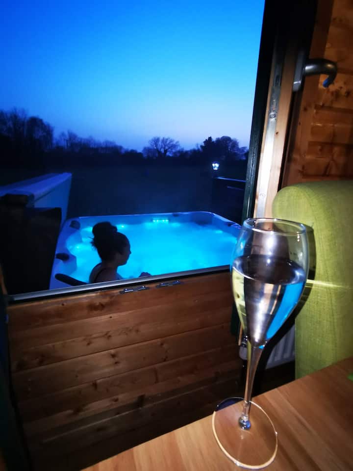 Romantic Stargazer Cabin | Hot Tub & Fire - Anglesey